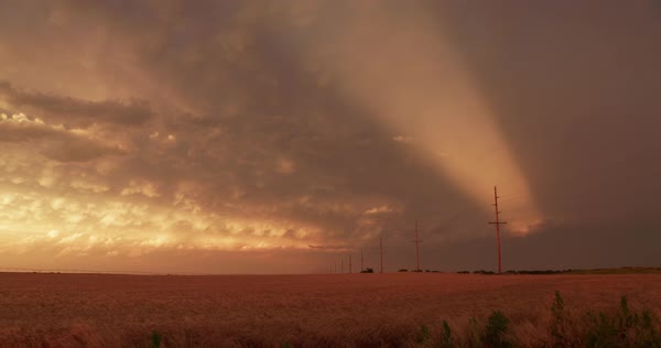 Sunbeam and orange mammatus clouds over golden wheat field, Kansas, evening - 4K Royalty-free ...