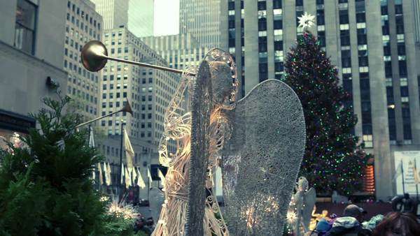 Angel decoration and Christmas tree in Rockefeller Center in Manhattan ...