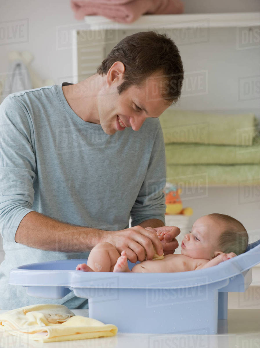 Father bathing baby son in baby bathtub - Royalty-free Stock Photo ...