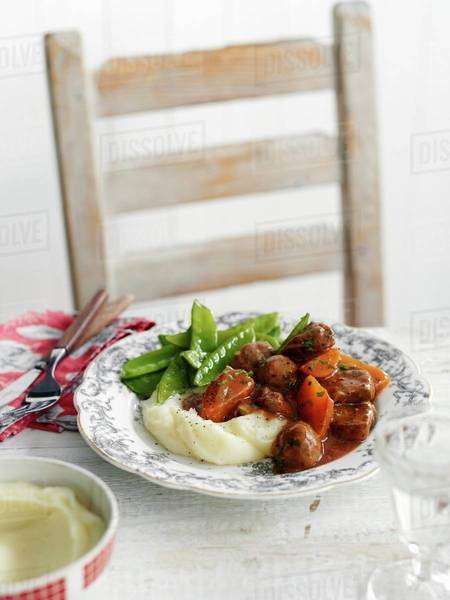 Beef and kidney stew with mashed potatoes and mange tout - Stock Photo ...