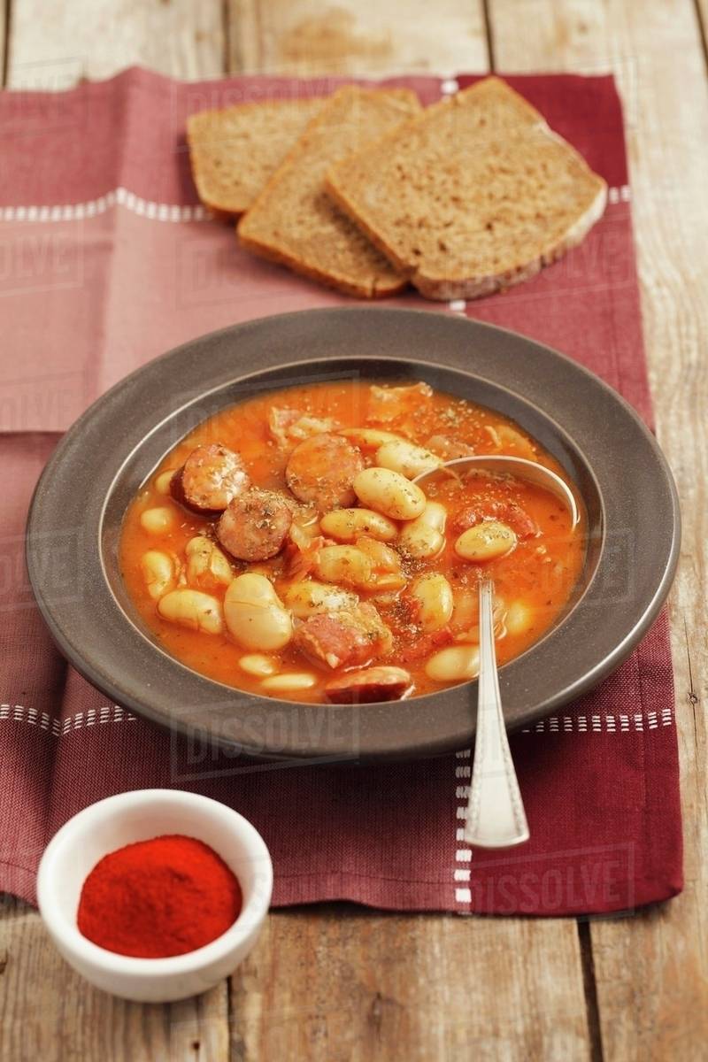 Fasolka po bretonsku (beans with sausage and bacon in tomato sauce ...