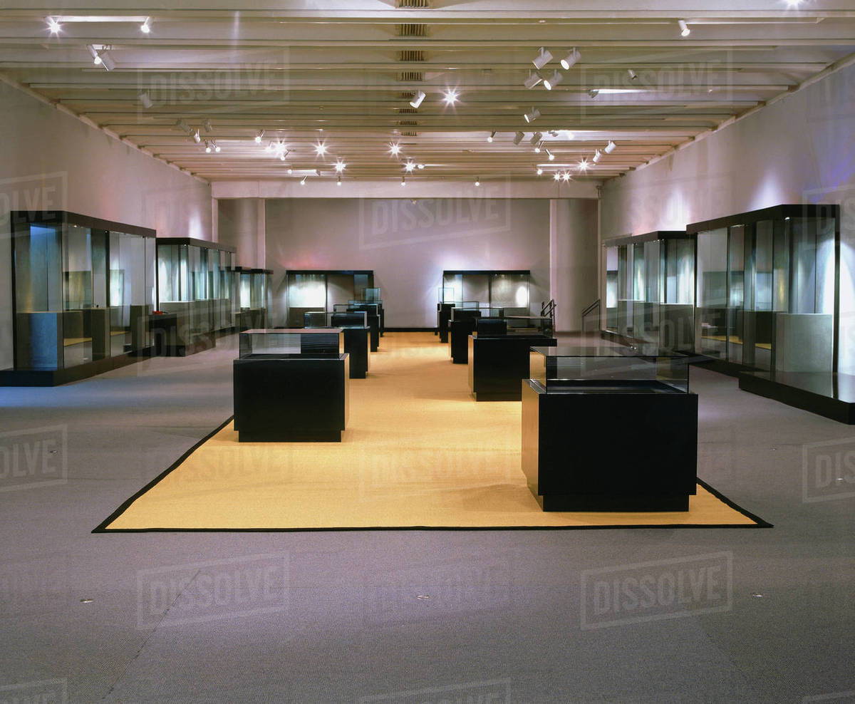 Gallery space and podium during installation of an exhibition - Stock ...