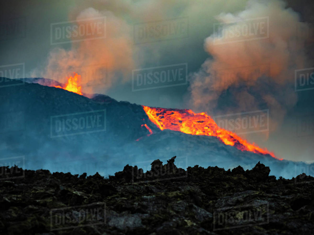 Glowing lava is ejected skyward as lava spills from Fagradalsfjall ...