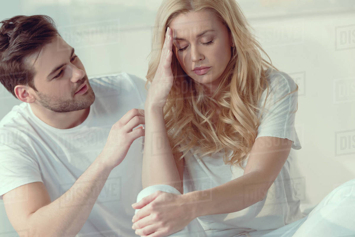 man trying to apologize to girlfriend while she sitting on bed at ...