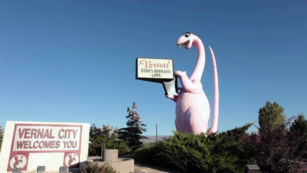 Dinosaur statue and welcome sign for Vernal Utah park. Famous pink ...