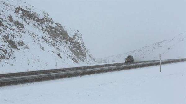 Winter snow blizzard traffic mountain highway Winter snow blizzard ...
