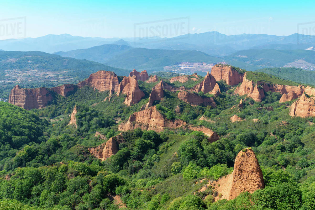 Rock formations of Las Medulas, ancient Roman gold mine in el Bierzo ...