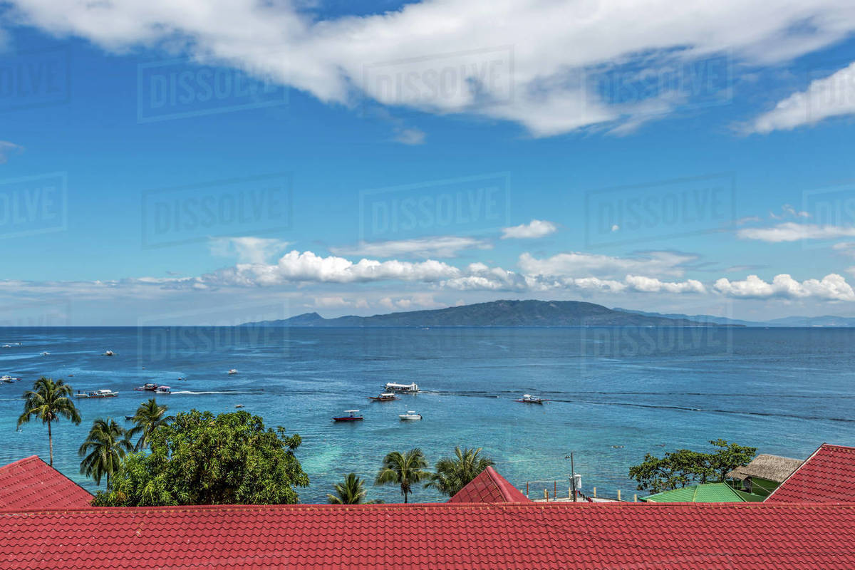 Rooftop view of boats in anchored in ocean, Haligi Beach, Puerto Galera ...
