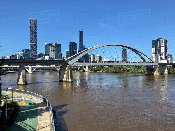 Brisbane River, railway bridge, Bicentennial Bikeway and city skyline ...