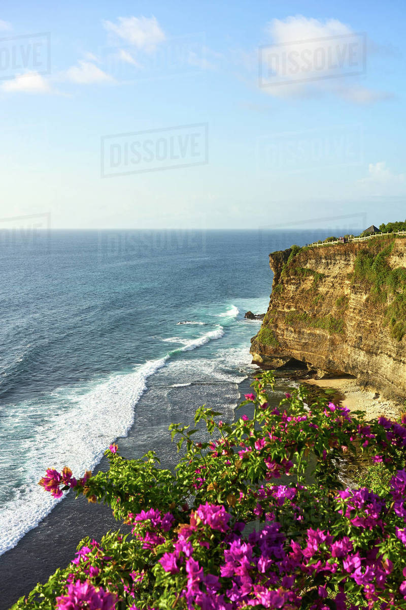 Limestone cliffs and the Indian Ocean viewed from Uluwatu Temple ...