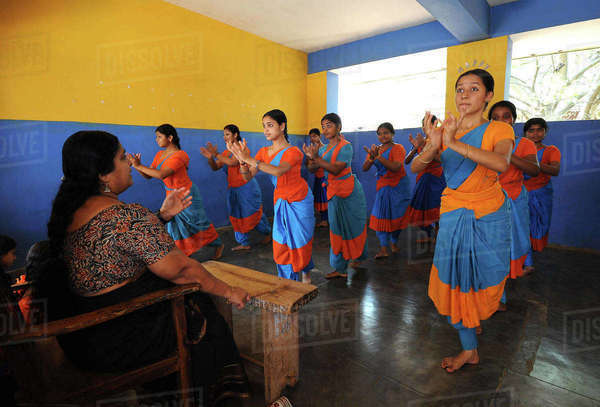 Students practising Kathakali dance with teacher, Kalamandalam ...