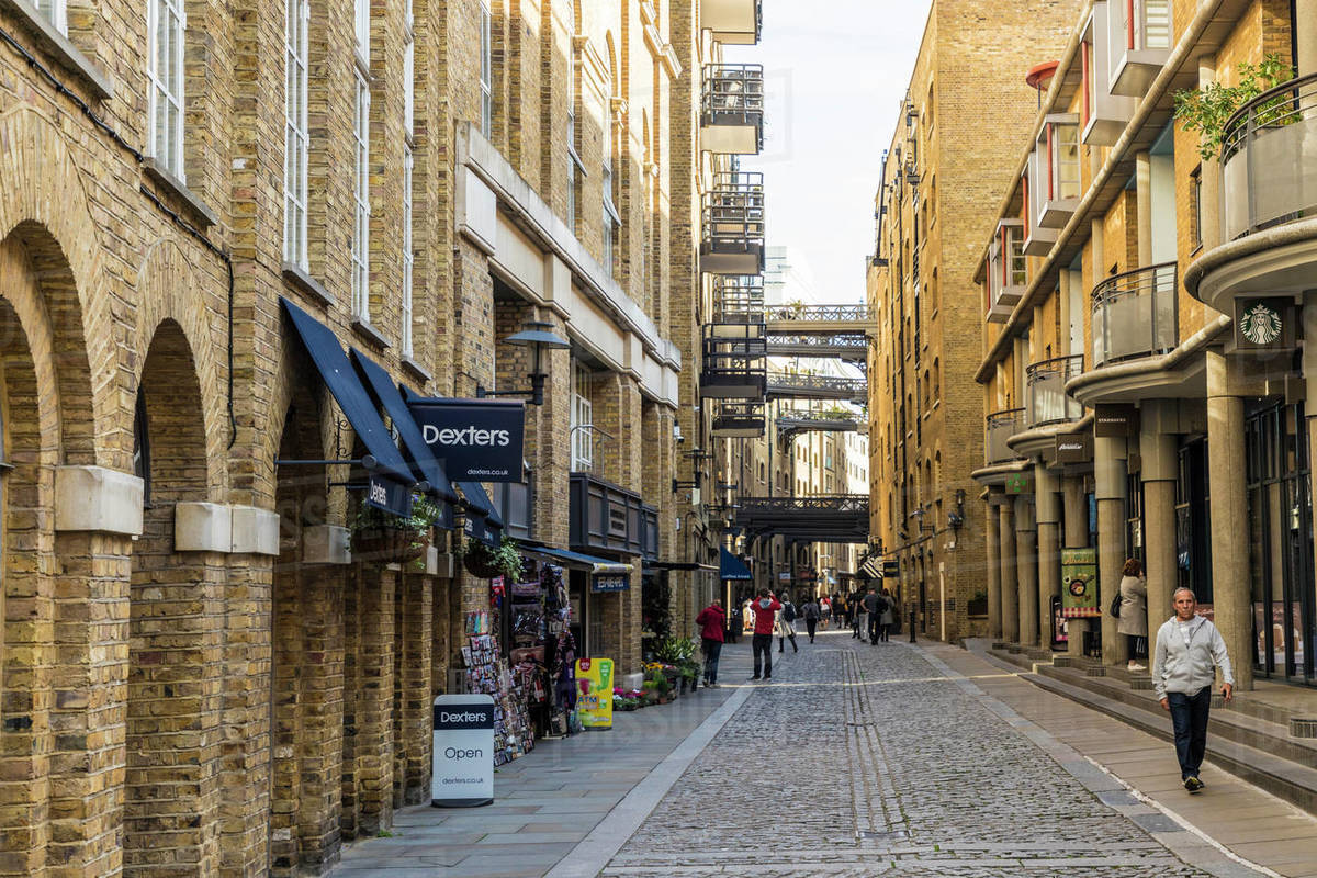 The historic Victorian streets and converted warehouses in Shad Thames ...