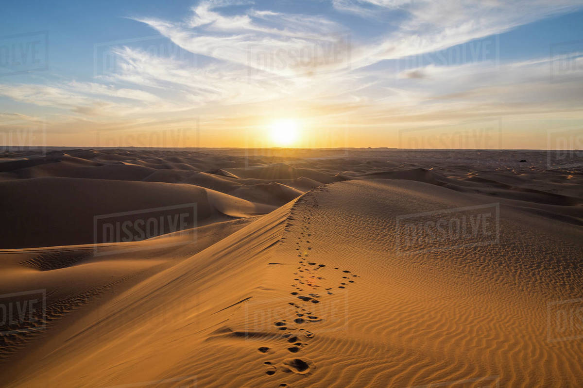 Sunset in the giant sand dunes of the Sahara Desert, Timimoun, western ...