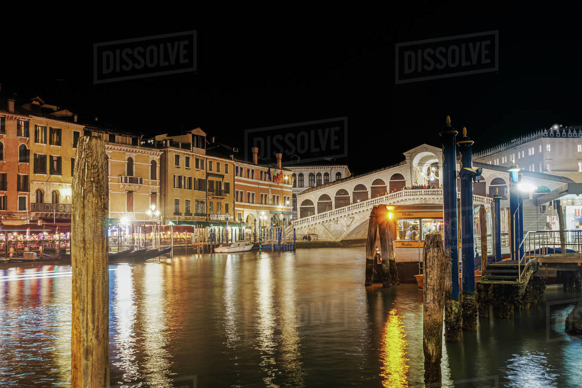 Night view of illuminated Ponte di Rialto, Rialto pedestrian stone arch ...