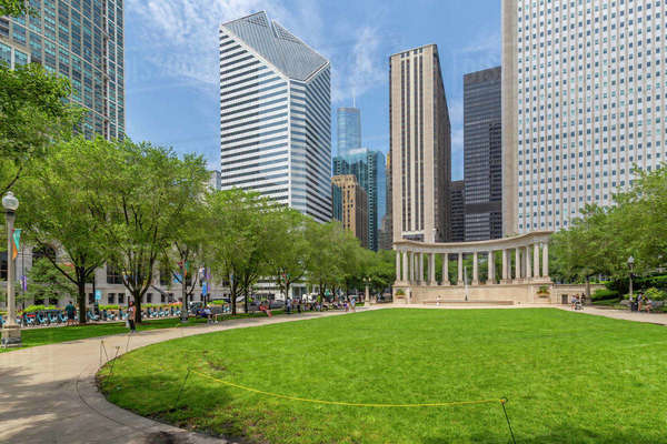 View of city skyscrapers, Millennium Monument in Wrigley Square ...
