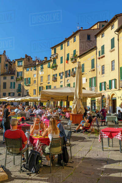 Eating and drinking outdoors, Piazza dell'Anfiteatro, Lucca, Tuscany ...