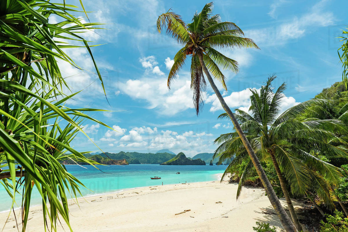 Mahoro Island white sand beach with Masare and Pahepa Islands beyond ...
