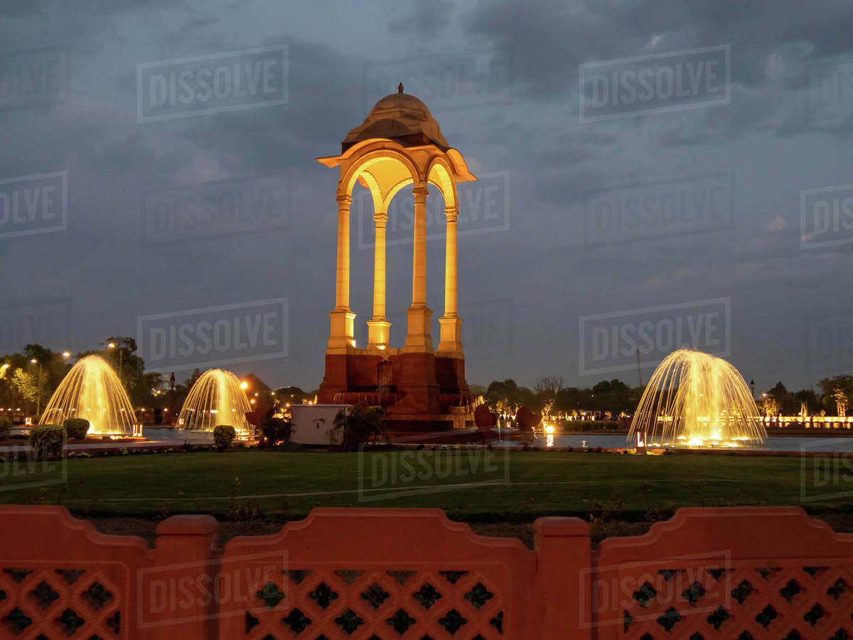 night shot of india gate, the canopy behind and fountain in new delhi ...