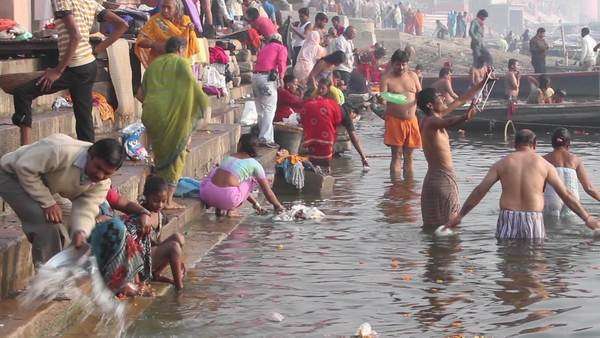 People taking a holy bath in the Ganges river, varanasi, India - Stock ...