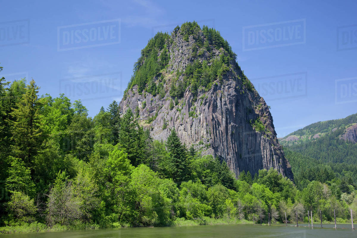 USA, Washington, Columbia River Gorge, Beacon Rock, on the Columbia ...