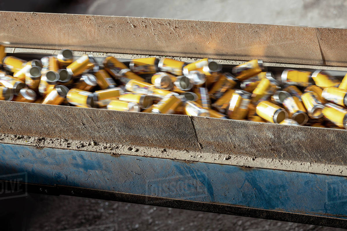 Processing clean aluminum cans in aluminum can recycling factory ...
