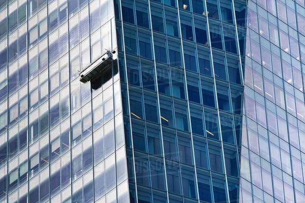 Window cleaner scaffold on side of skyscraper - Royalty-free Stock ...