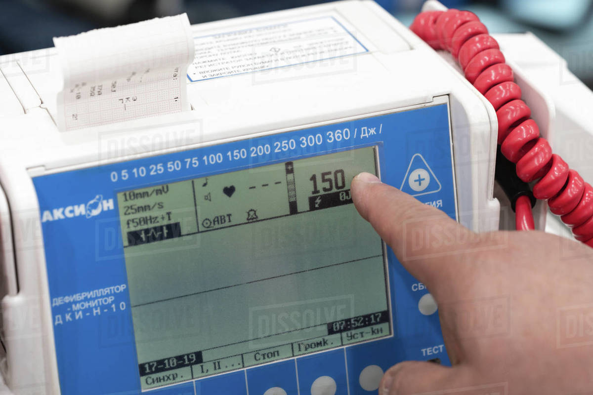 Doctor points finger at defibrillator monitor Axion DKI-N-10 for life ...