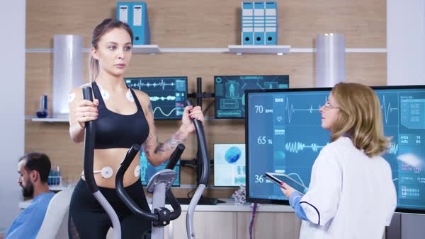 Female doctor in sport science testing woman athlete endurance in ...