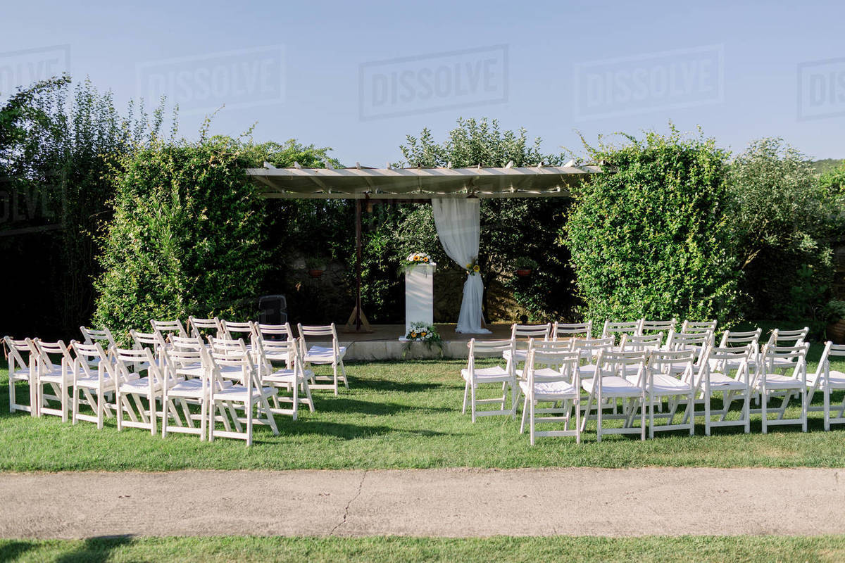 Wedding arch. Rustic wedding. Wedding area covered with flowers ...