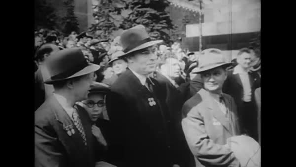 1949 - Crowds cheer as Stalin arrives for a ceremony in Leningrad. - HD ...