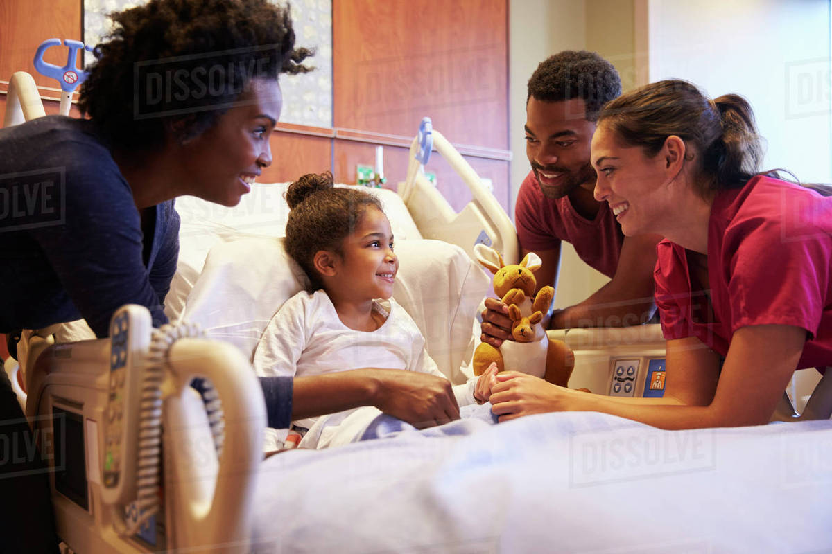 Pediatrician visiting parents and child in hospital bed - Stock Photo ...