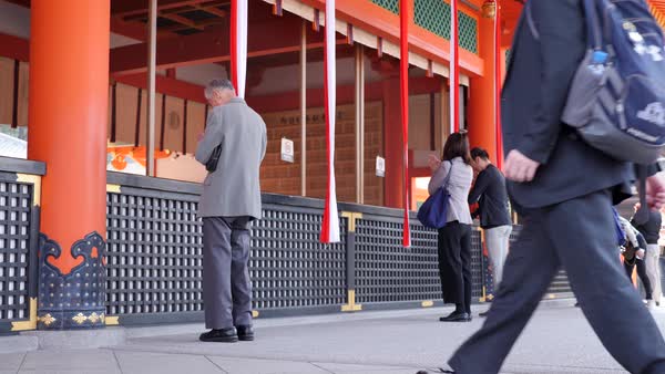 Japanese people praying in Fushimi inari Shrine in Kyoto, Japan - 4K ...