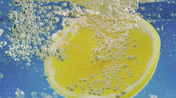 Underwater lemon slice in soda water or lemonade with bubbles ...