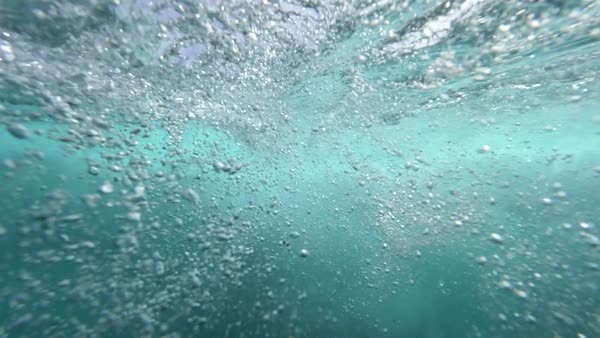 SLOW MOTION UNDERWATER Endless bubbles whirling underwater in a deep ...