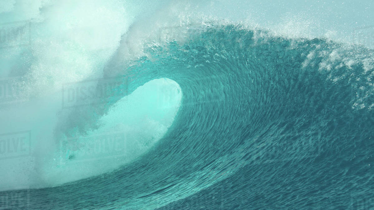 CLOSE UP: Crystal clear ocean water glistens in the bright tropical ...