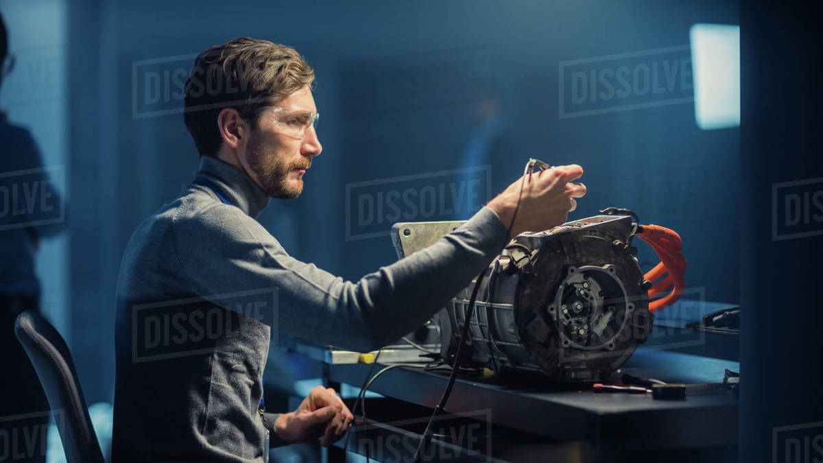 Professional Automotive Engineer in Glasses and Inspection Tools is ...