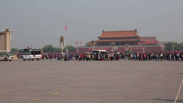 Tourists wait in a line to see chairman mao zedong embalmed body ...