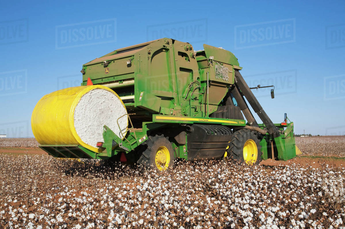 Agriculture - A John Deere 6-row on board module building cotton picker ...
