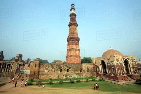 Qatar Minar tower and Quwwat Ul Islam mosque at Qutab Minar complex ...