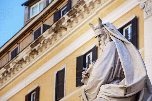 Statue Of Historical Male Figure And Yellow Building; Rome, Italy ...
