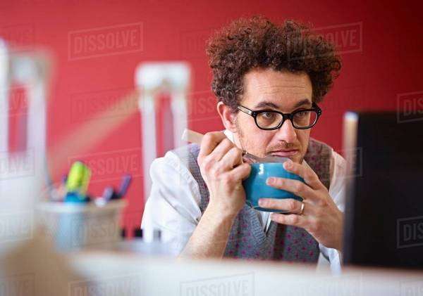 Office worker eating breakfast cereal at desk - Royalty-free Stock ...