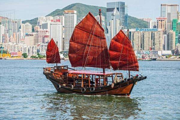Traditional Chinese junk sailing at Victoria harbour in Hong Kong ...