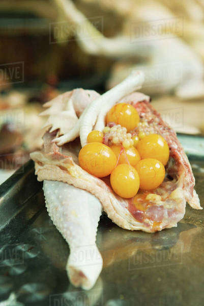 Cross section of hen with organs on scale in market, close-up - Stock ...