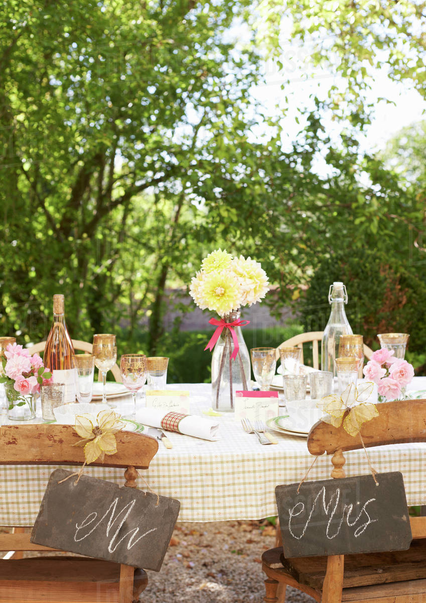 Table setting for outdoor wedding reception - Royalty-free Stock Photo ...